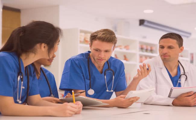 Estudiar medicina en España, a distancia y en Europa